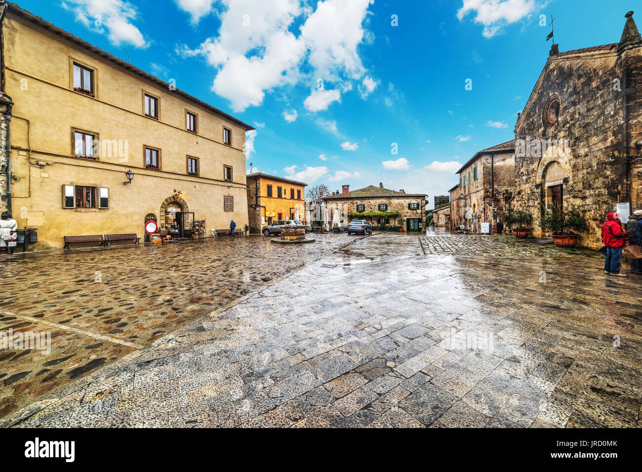 Monteriggioni main square, Tuscany Stock Photo - Alamy