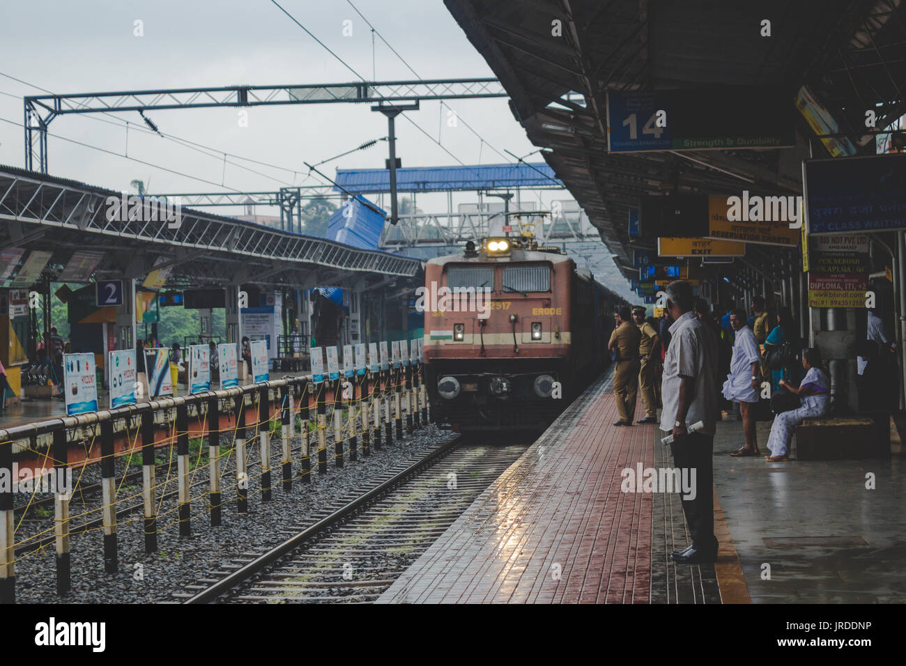 Indian train boarding platform hi-res stock photography and images - Alamy