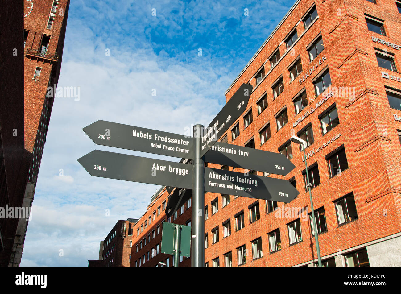 Arrow signage hi-res stock photography and images - Alamy