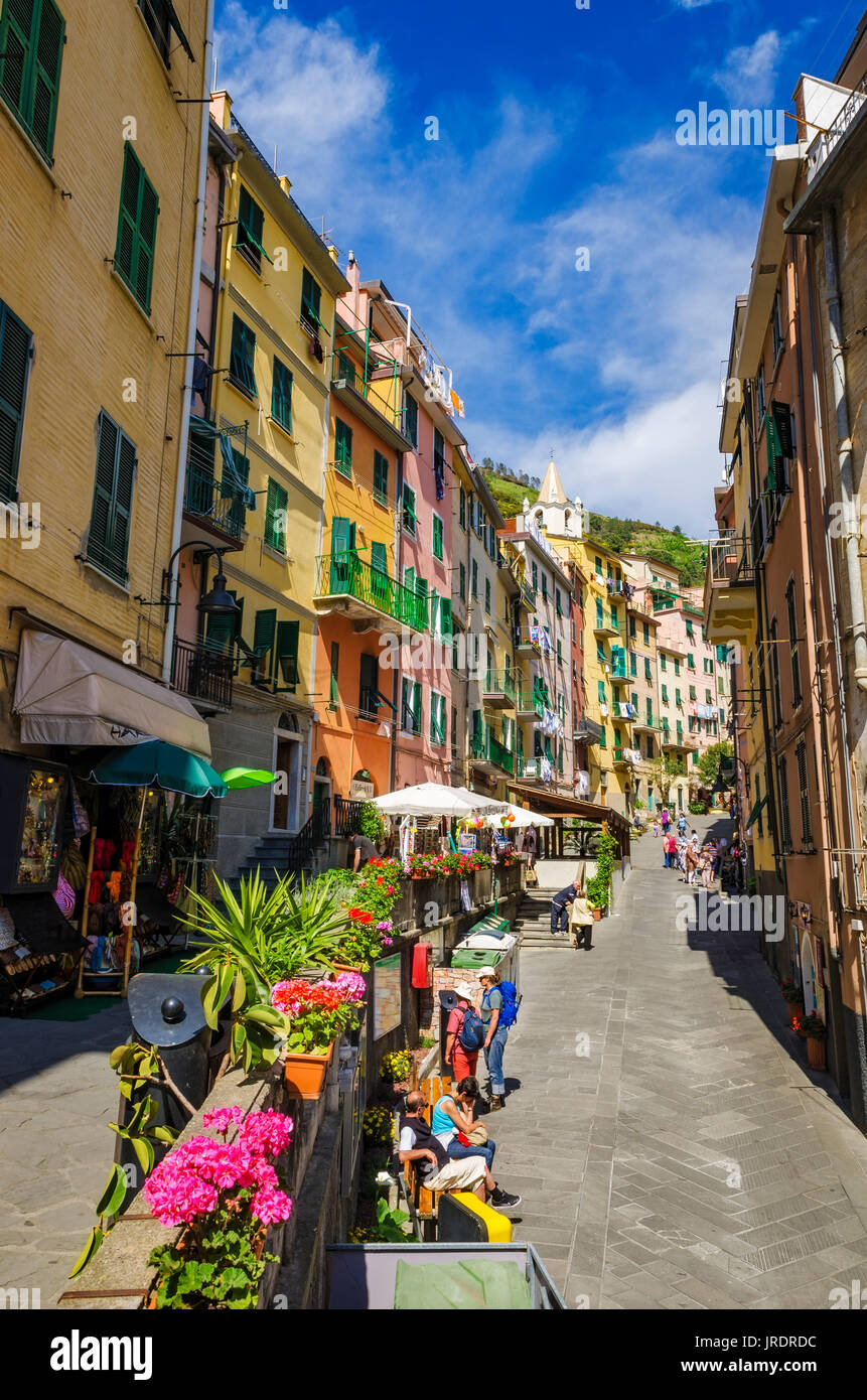 Narrow street and colorful houses in Riomaggiore, Cinque Terre, Liguria, Italy Stock Photo - Alamy