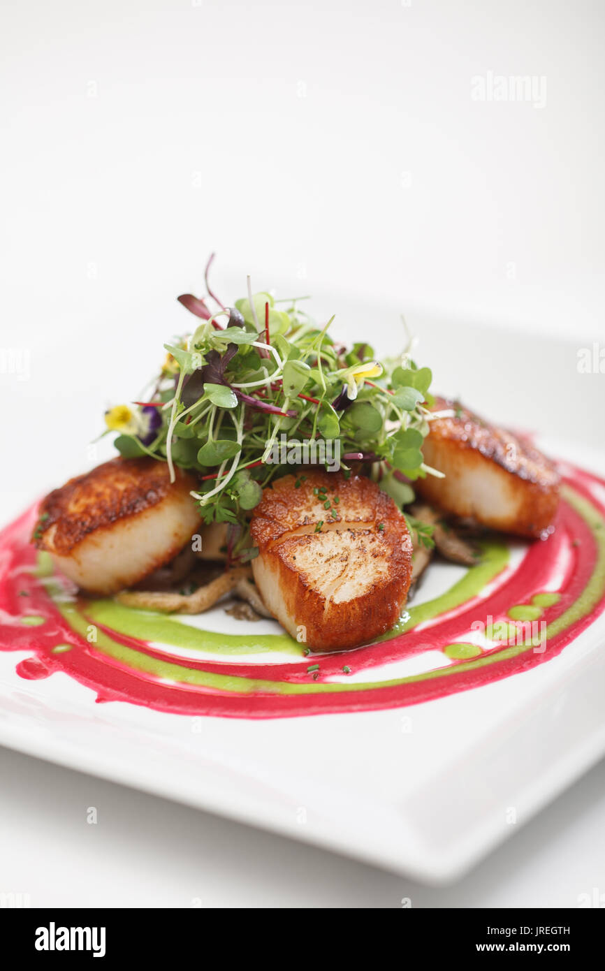 Plated scallops hi-res stock photography and images - Alamy