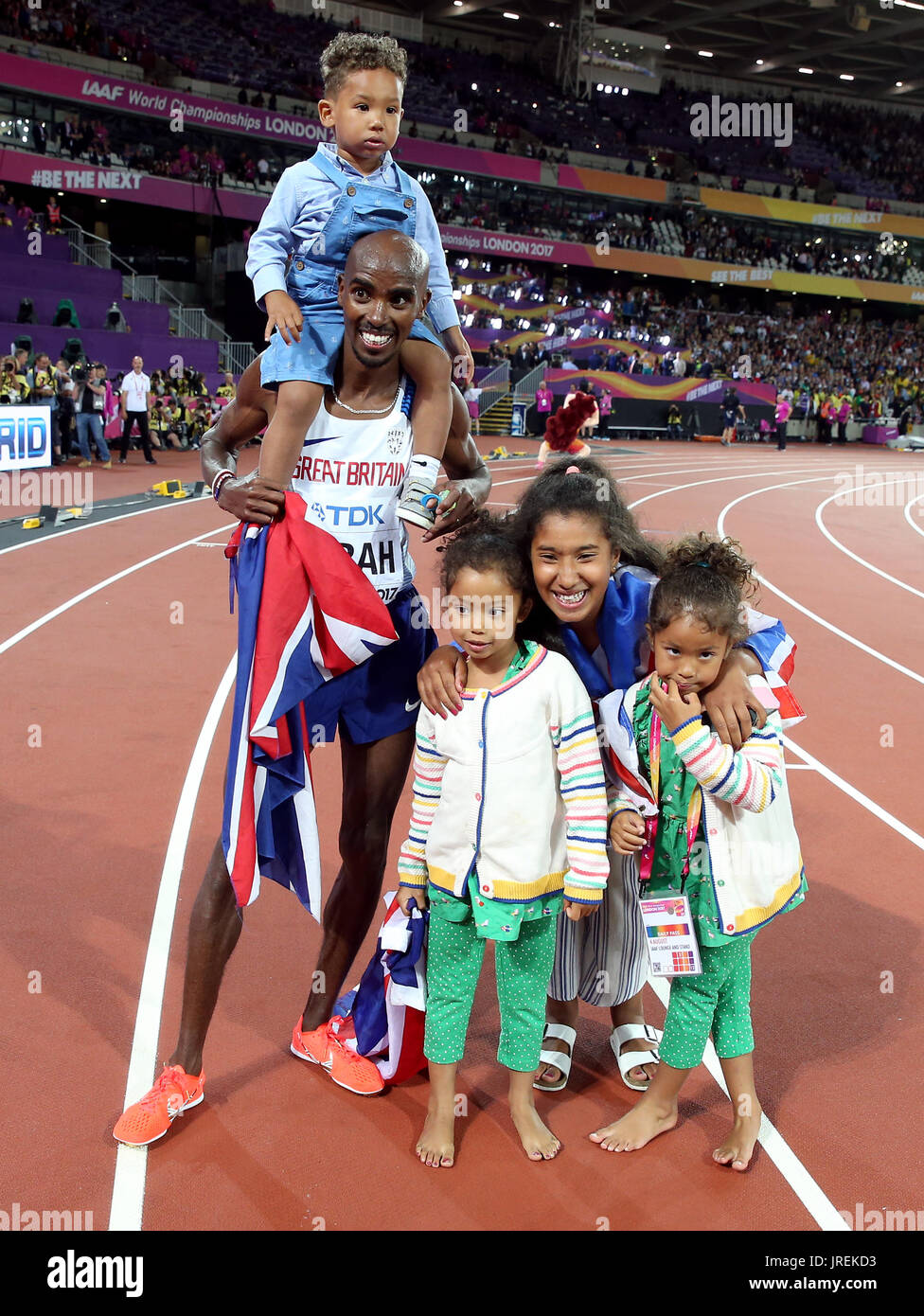 Great Britain's Mo Farah celebrates with his children Amani Farah ...