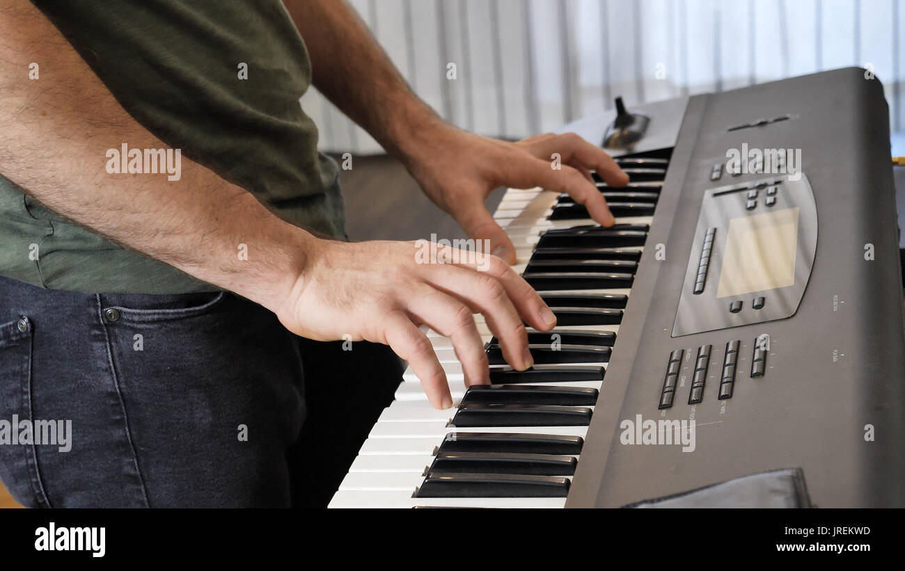 Man playing keyboard hi-res stock photography and images - Alamy