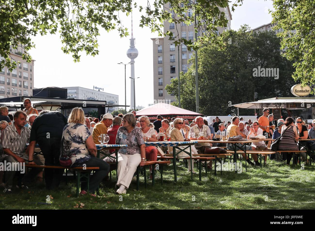 Berlin, Germany. 4th Aug, 2017. Visitors taste beer during the 21st ...