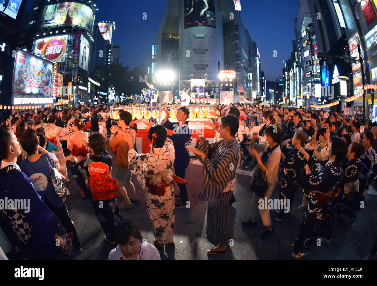 Tokyo, Japan. 5th Aug, 2017. Participants, many dressed in traditional ...