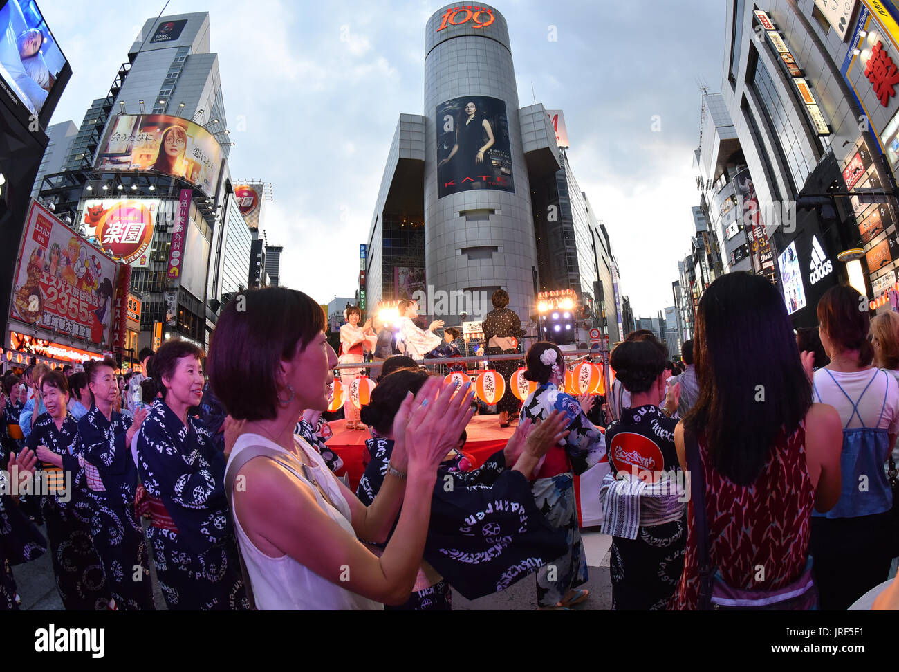 Tokyo, Japan. 5th Aug, 2017. Participants, many dressed in traditional ...