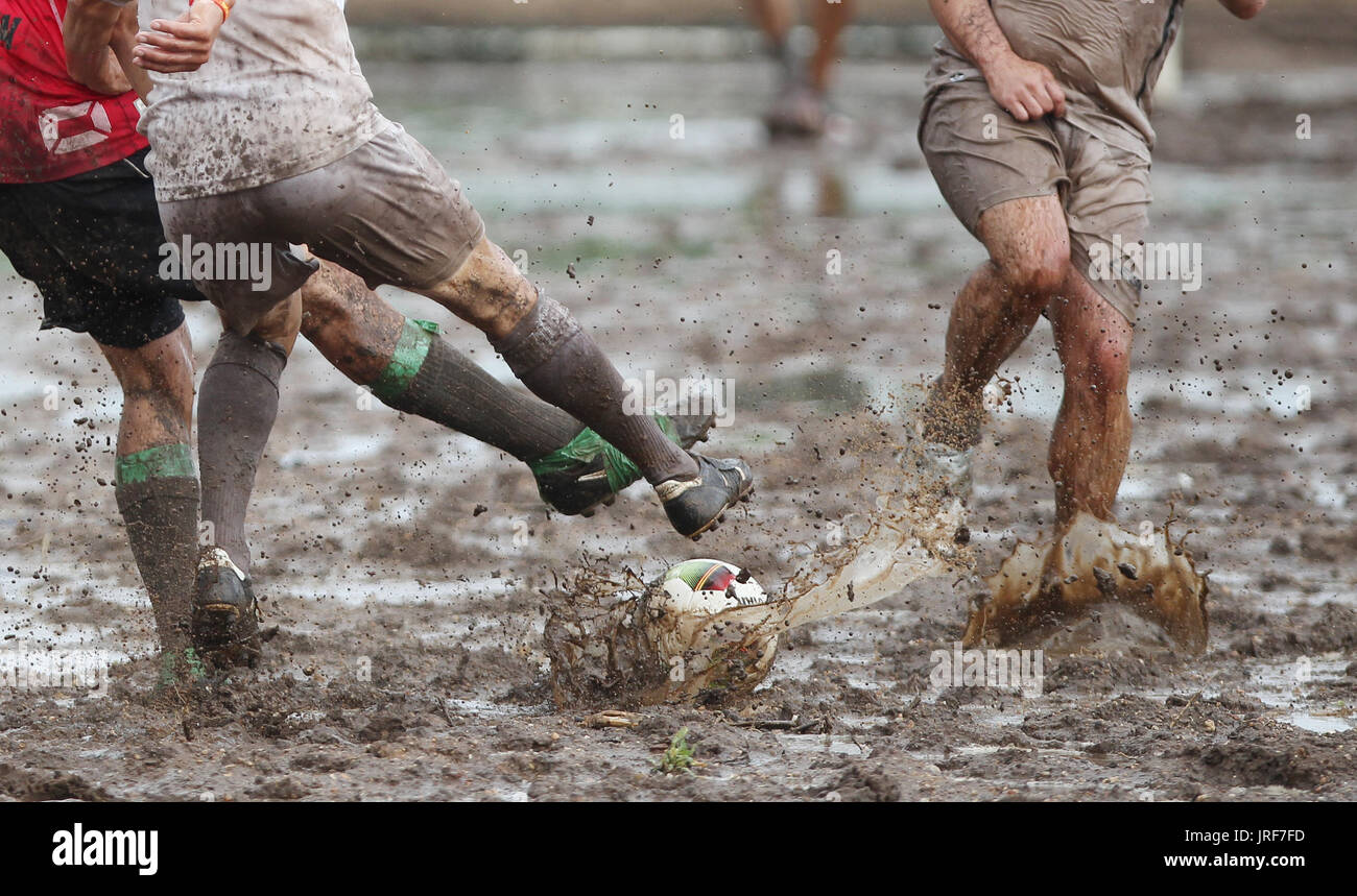 Wollnau, Germany. 05th Aug, 2017. Participants in the 9th German Mud ...