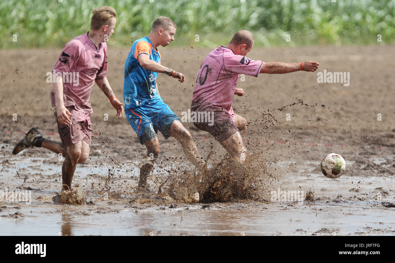 Wollnau, Germany. 05th Aug, 2017. Participants in the 9th German Mud ...