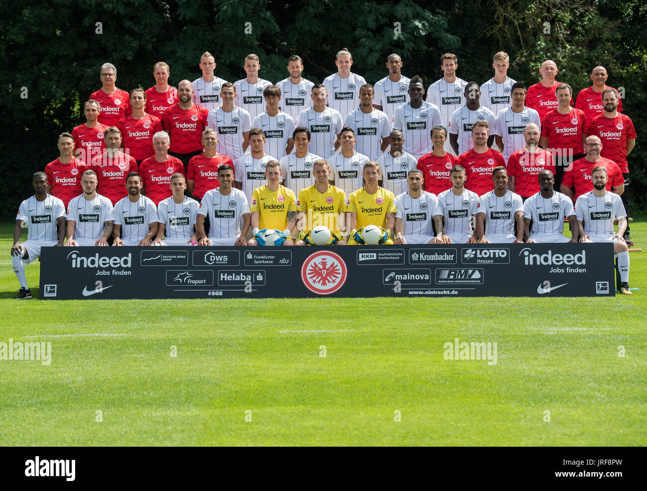 Eintracht Frankfurt's soccer team is posing for the teamfoto in ...