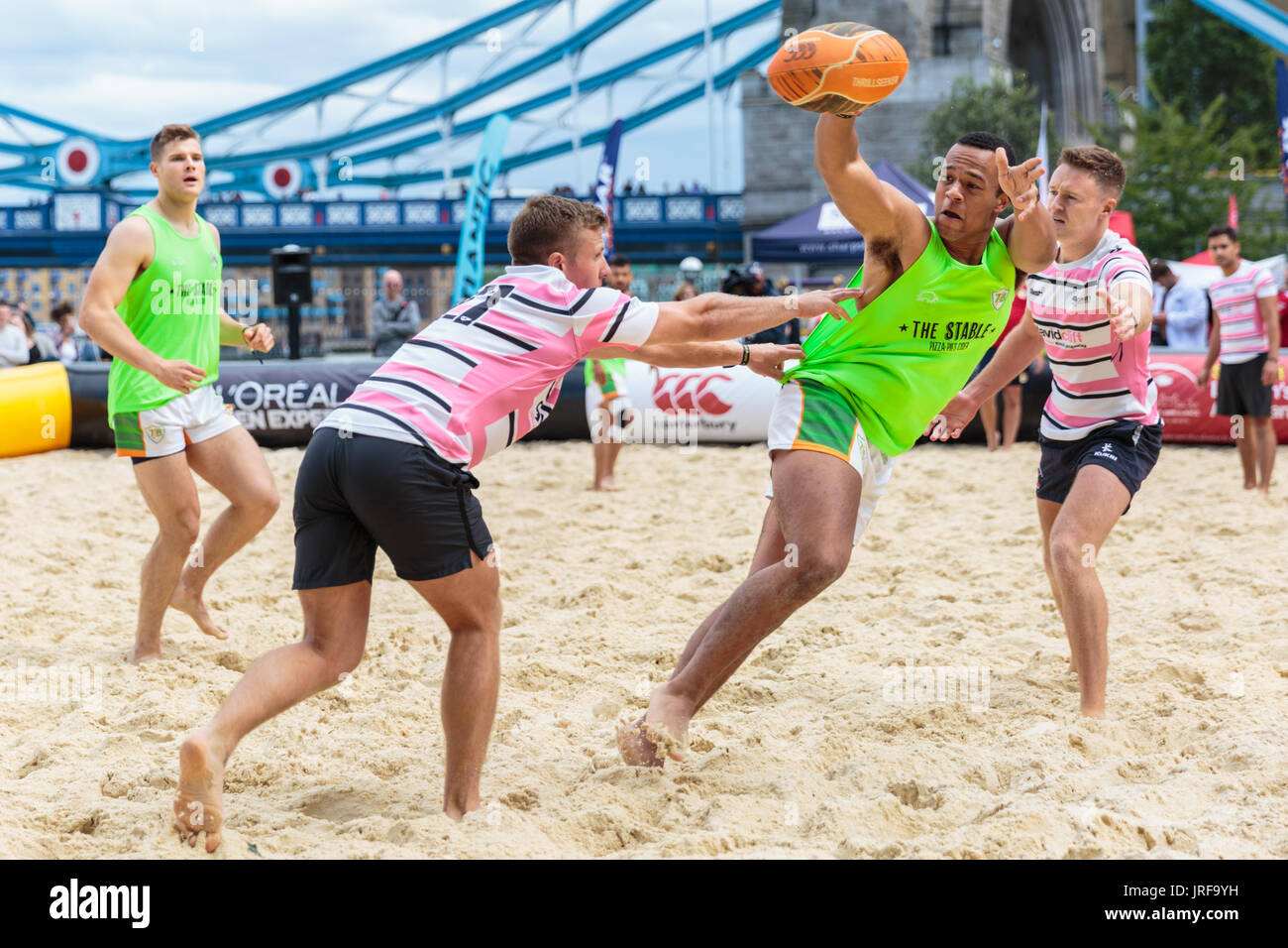 Two teams rugby players hi-res stock photography and images - Alamy