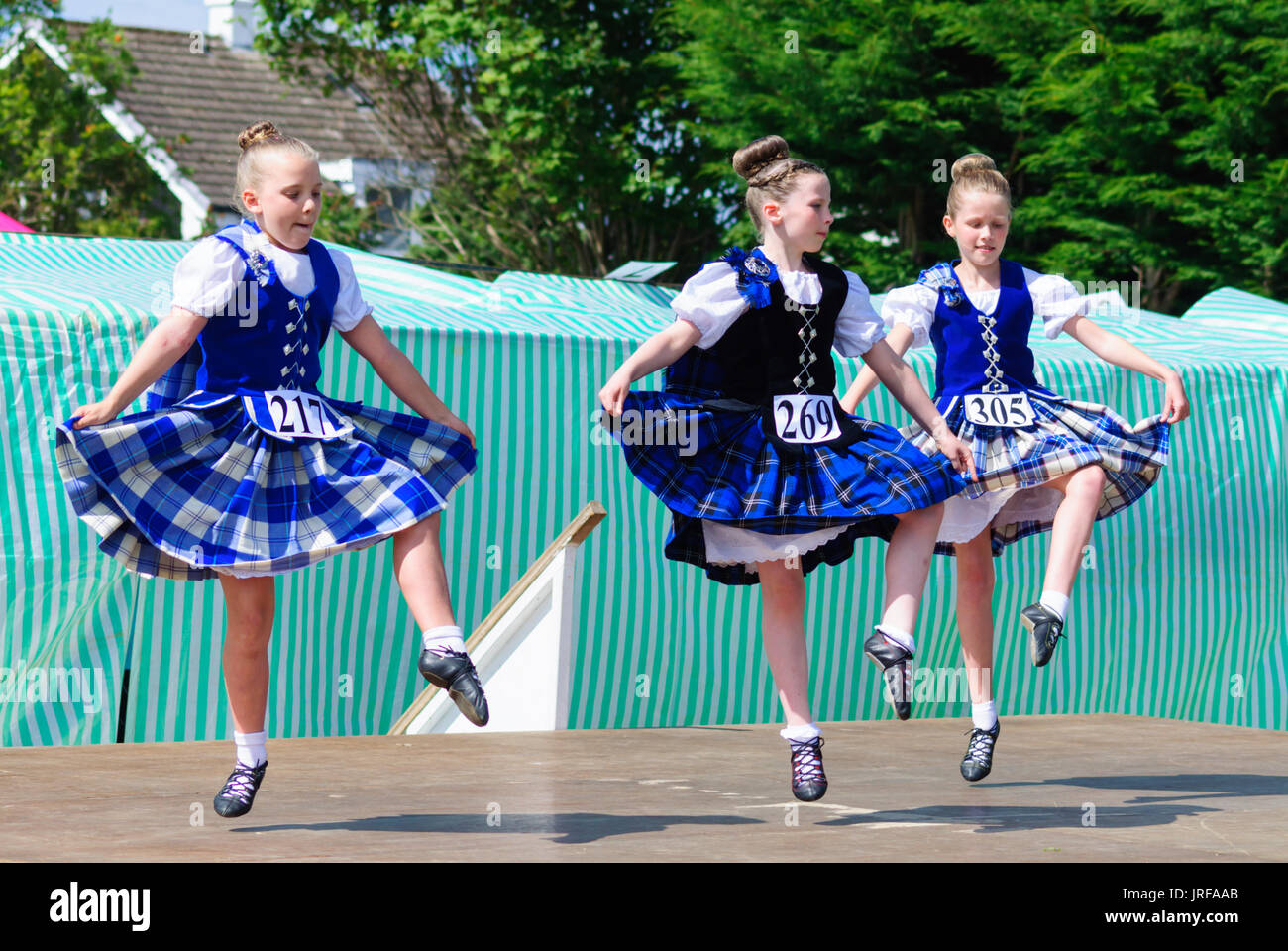 Dundonald, Scotland, UK. 5th August, 2017. Three young girls compete in ...