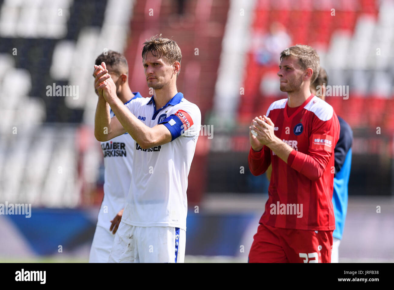 Die Spieler des KSC bedanken sich bei den Fans. Kai Buelow (KSC ...