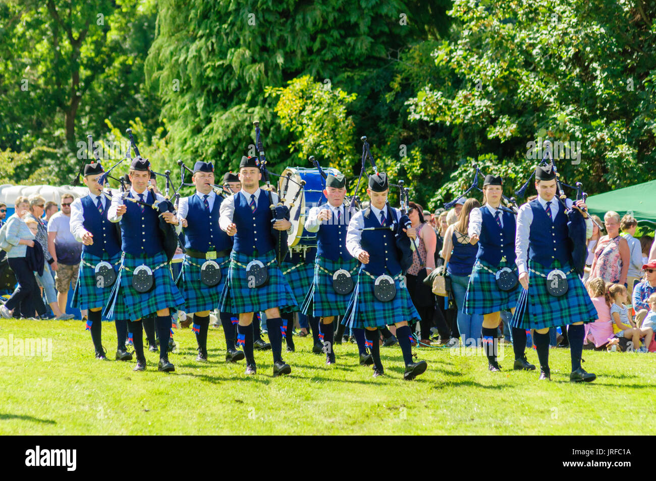 Dundonald, Scotland, UK. 5th August, 2017. A pipe band enters the area ...