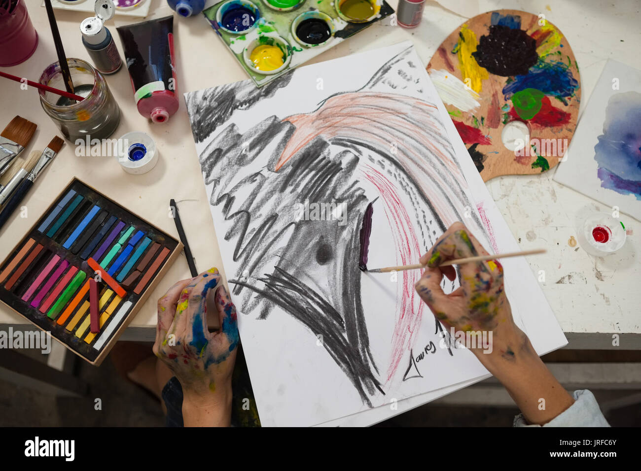 Hand of woman drawing on paper in drawing class Stock Photo - Alamy