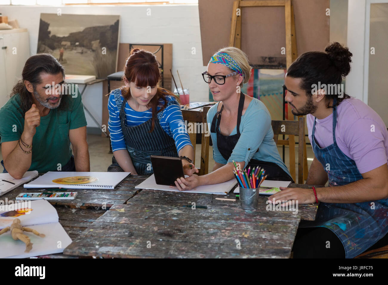 Students group art drawing hi-res stock photography and images - Alamy