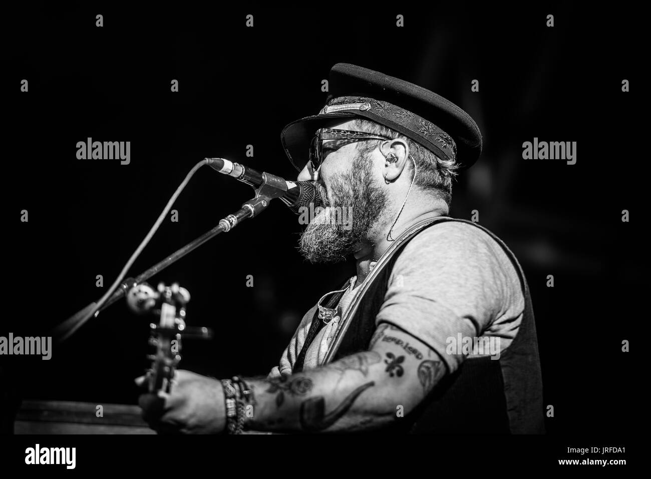 Magnetic mic hi-res stock photography and images - Alamy