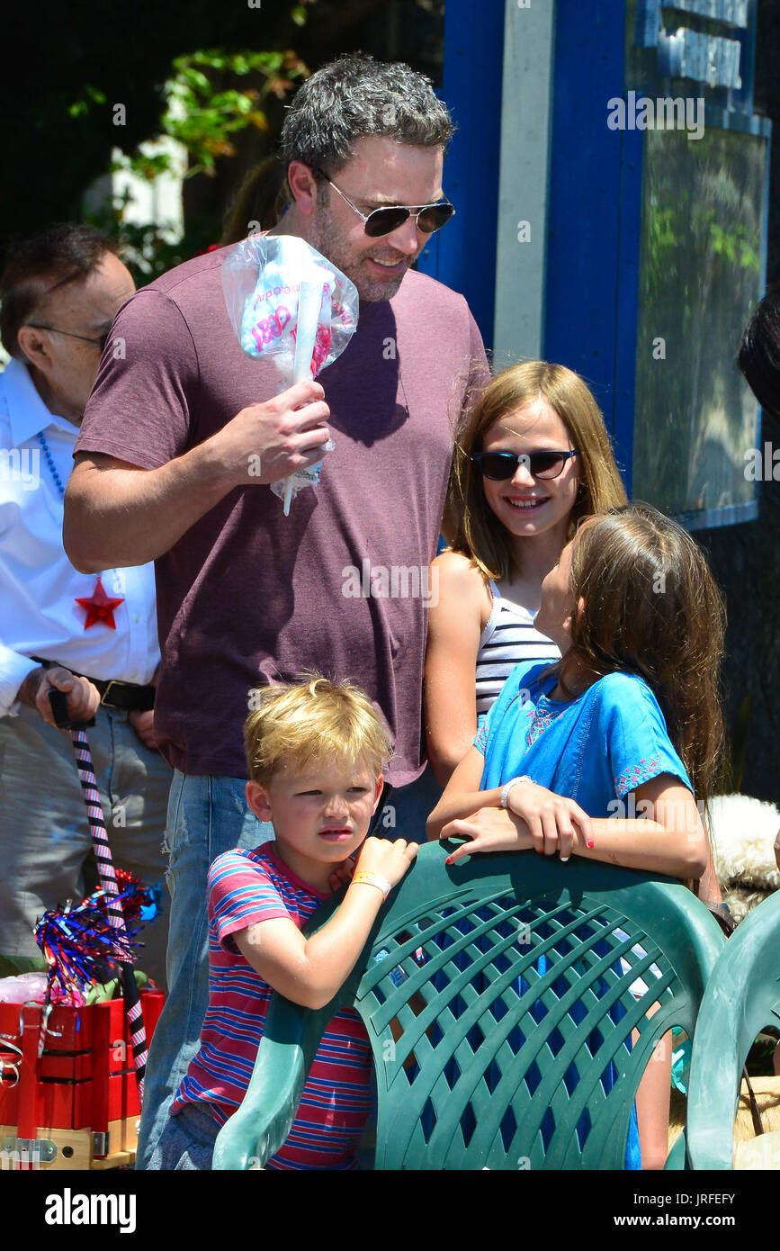 Ben Affleck takes his three children to the Independence Day Parade ...
