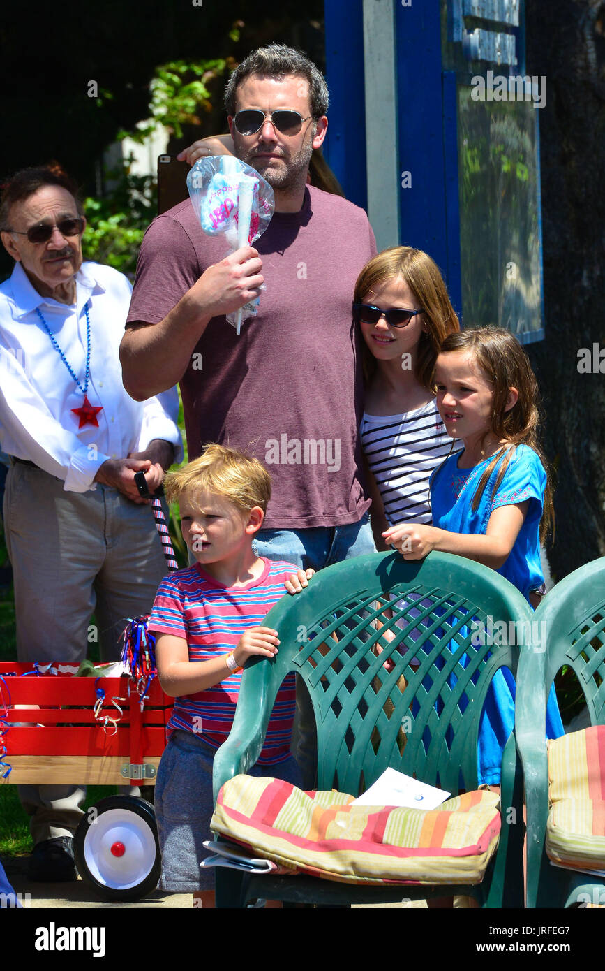 Ben Affleck takes his three children to the Independence Day Parade ...