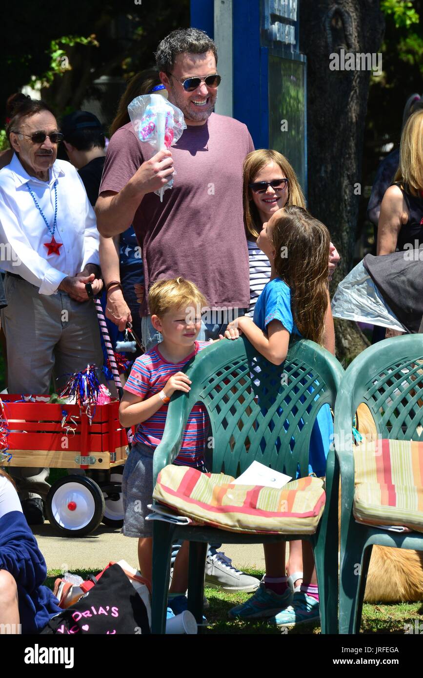 Ben Affleck takes his three children to the Independence Day Parade ...