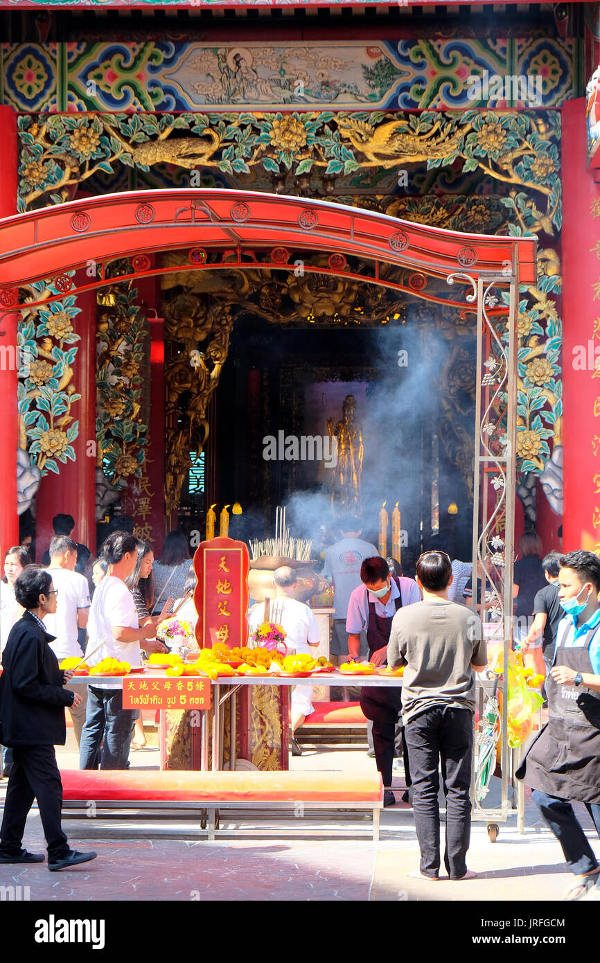 CHINATOWN, BANGKOK, THAILAND - JANUARY 2, 2017 : Kuan Yim Shrine at ...