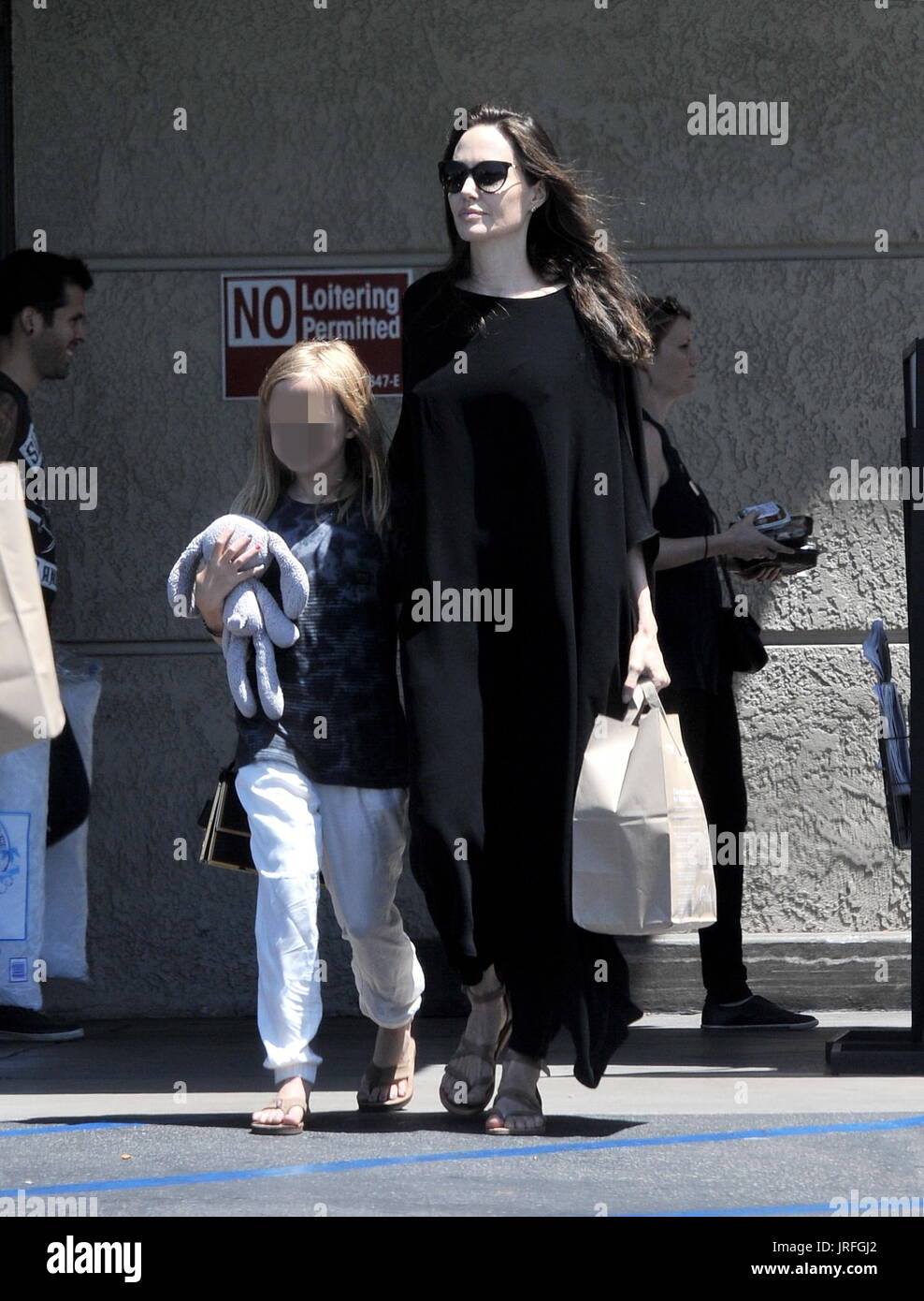 Angelina Jolie enjoys Fourth of July with Vivienne by going grocery ...