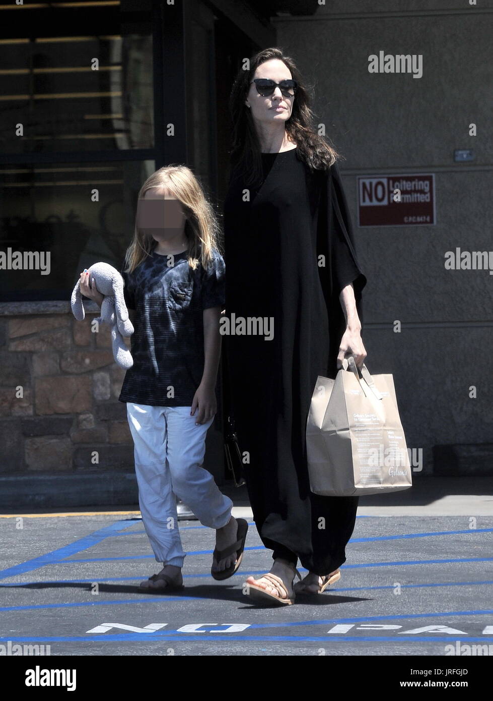 Angelina Jolie enjoys Fourth of July with Vivienne by going grocery ...