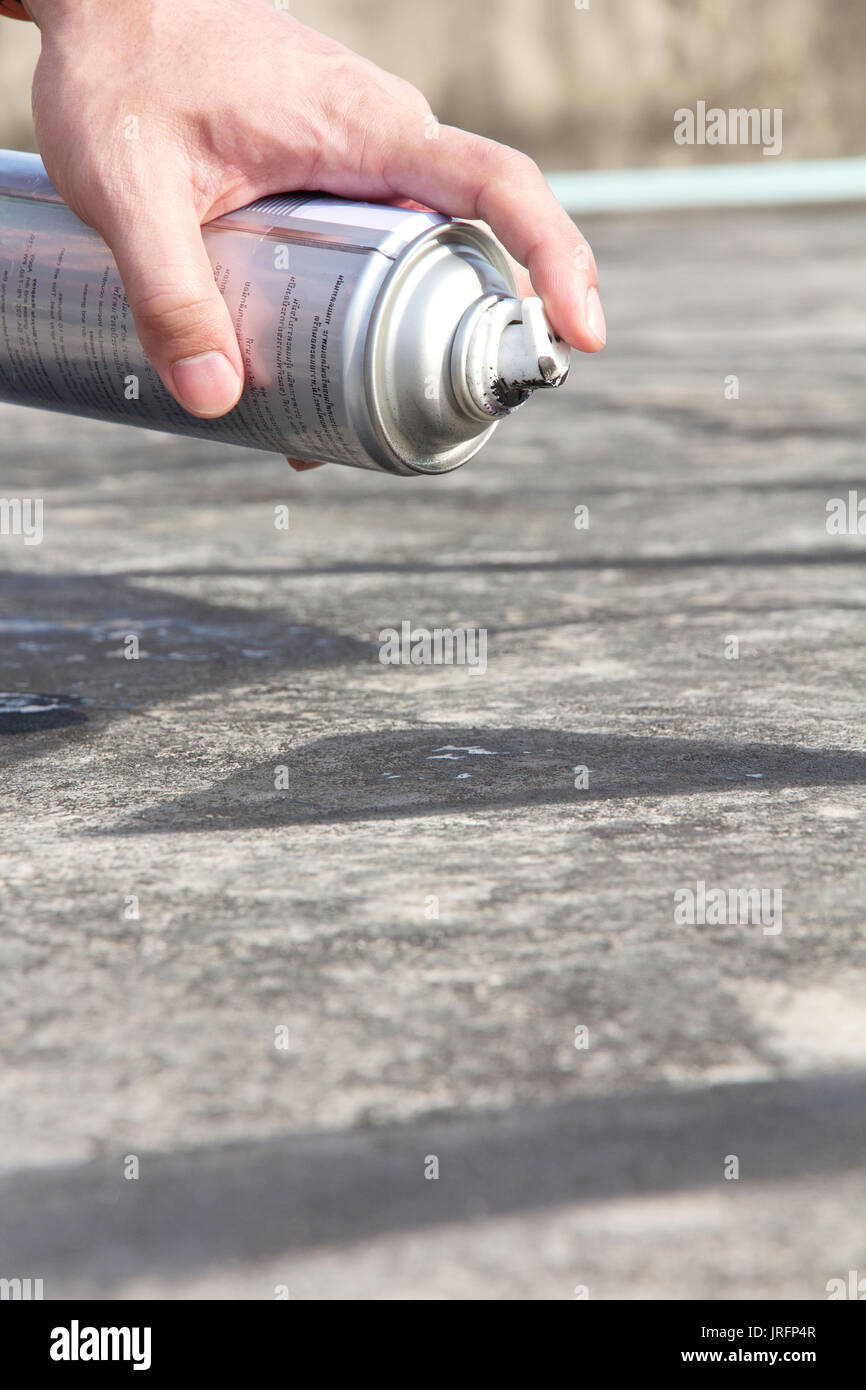 Hand holding graffiti spray Stock Photo - Alamy