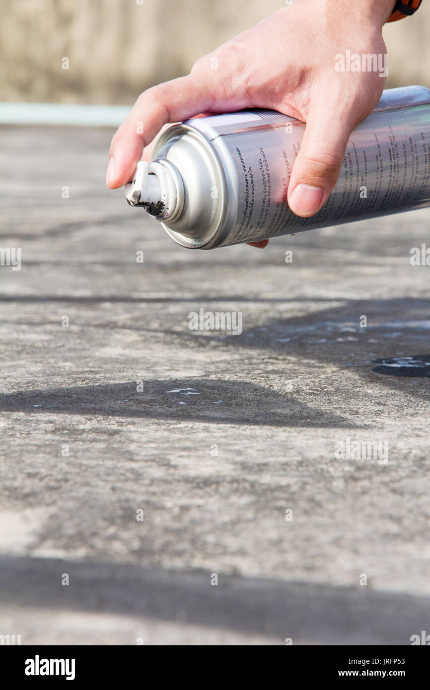 Hand holding graffiti spray Stock Photo - Alamy