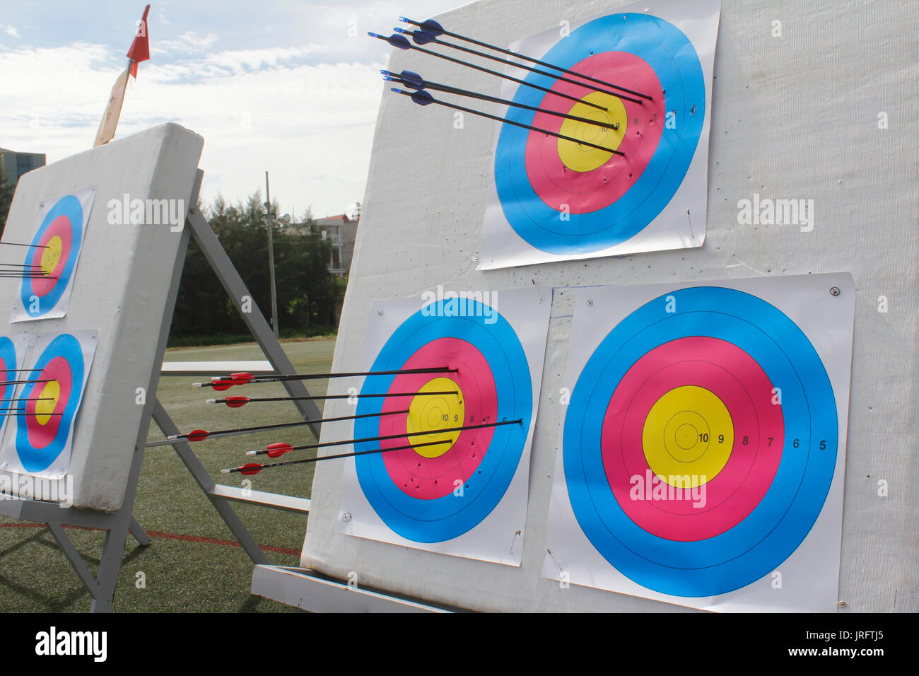 Archery arrow flying hi-res stock photography and images - Alamy