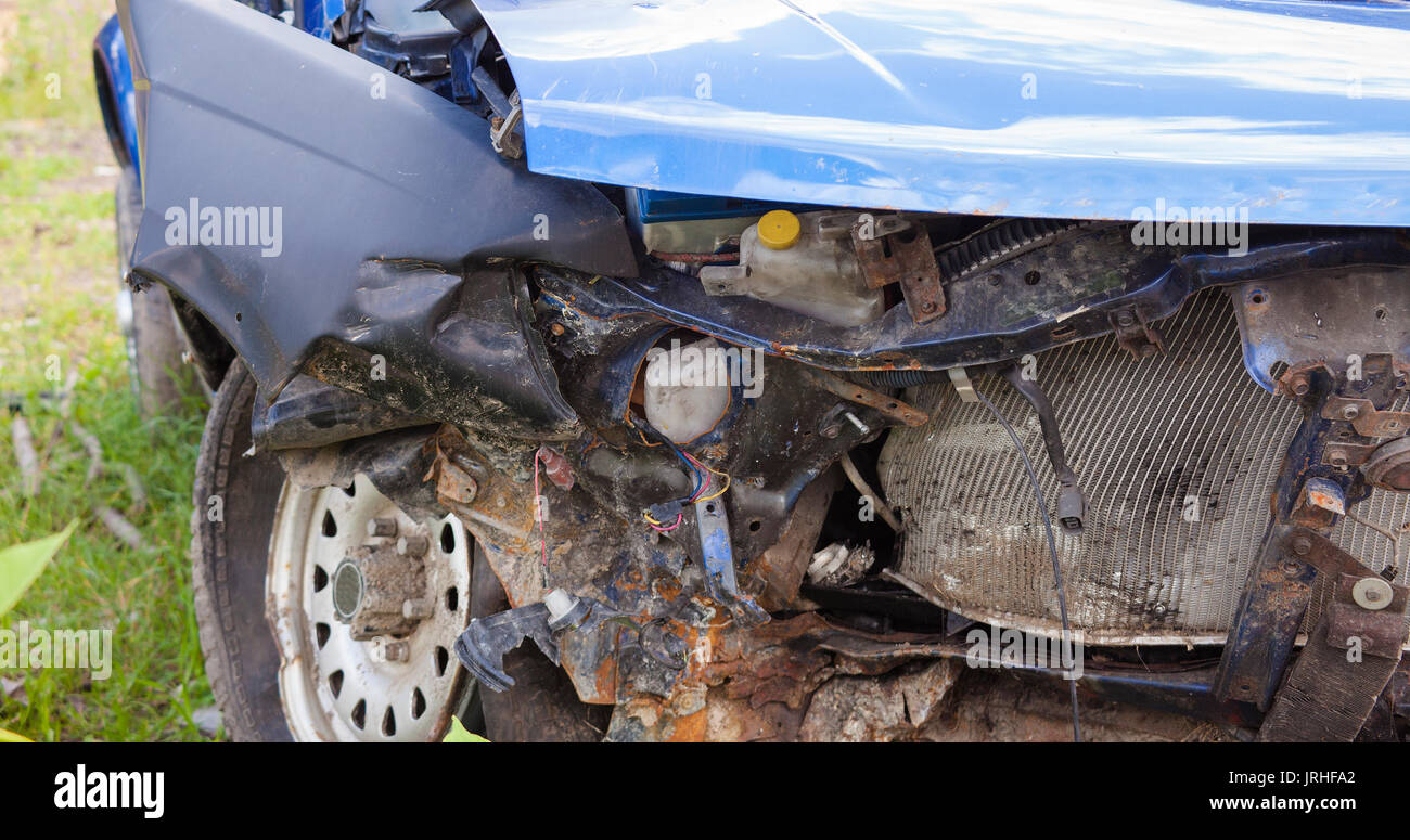 A crashed car hi-res stock photography and images - Alamy