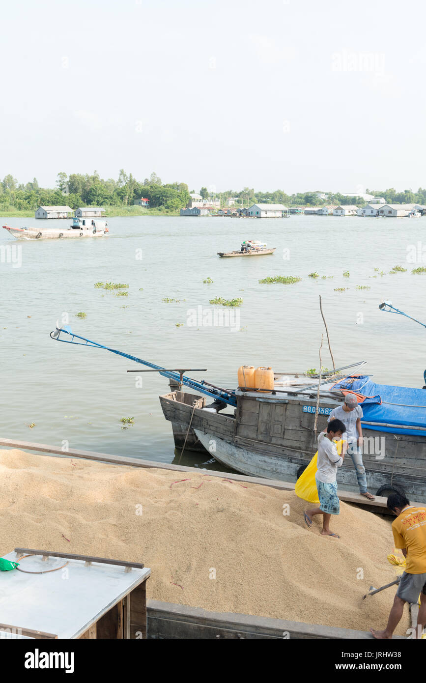 Workers loading rice Stock Photo - Alamy