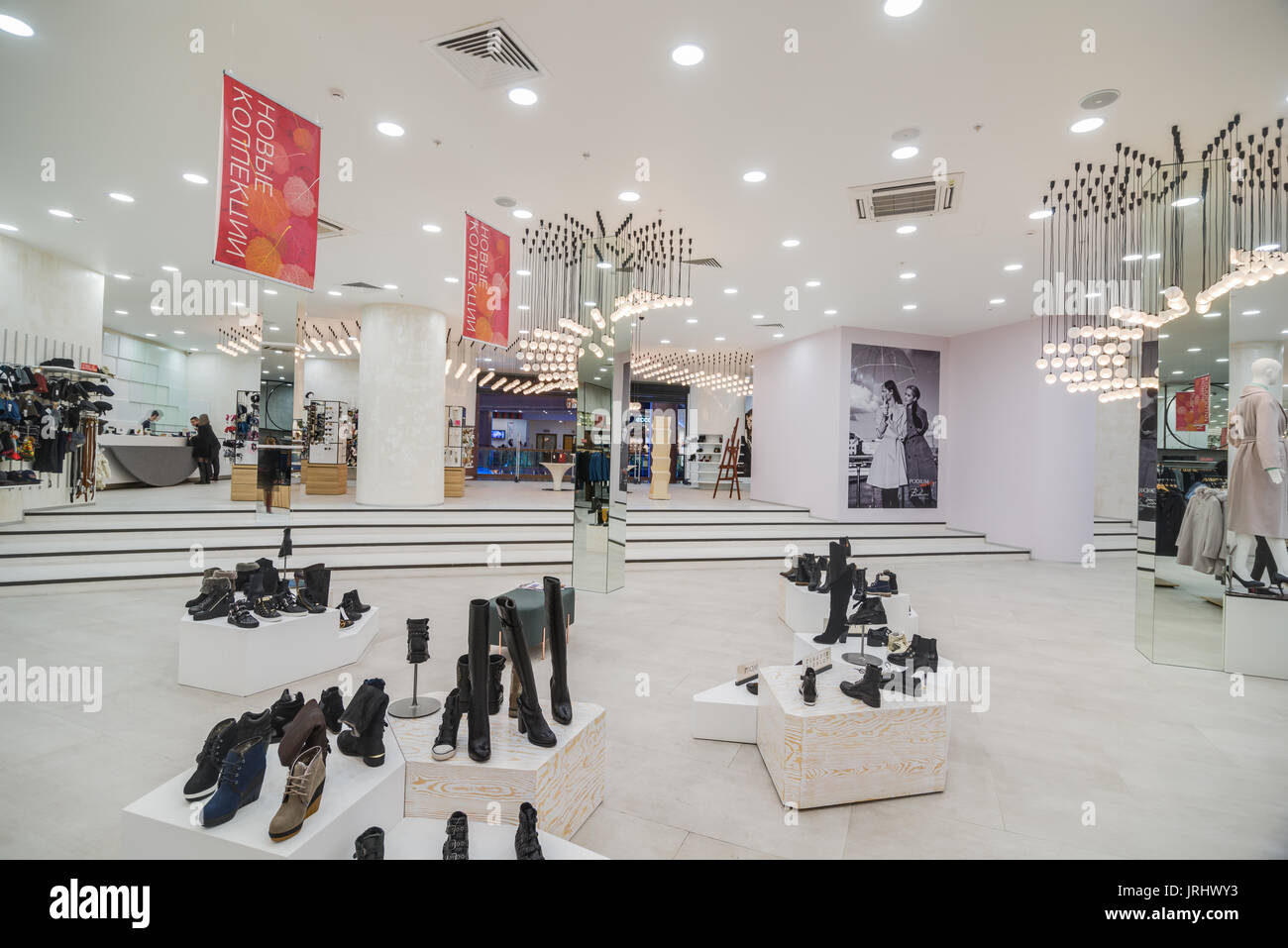 Modern commercial big box store hi-res stock photography and images - Alamy