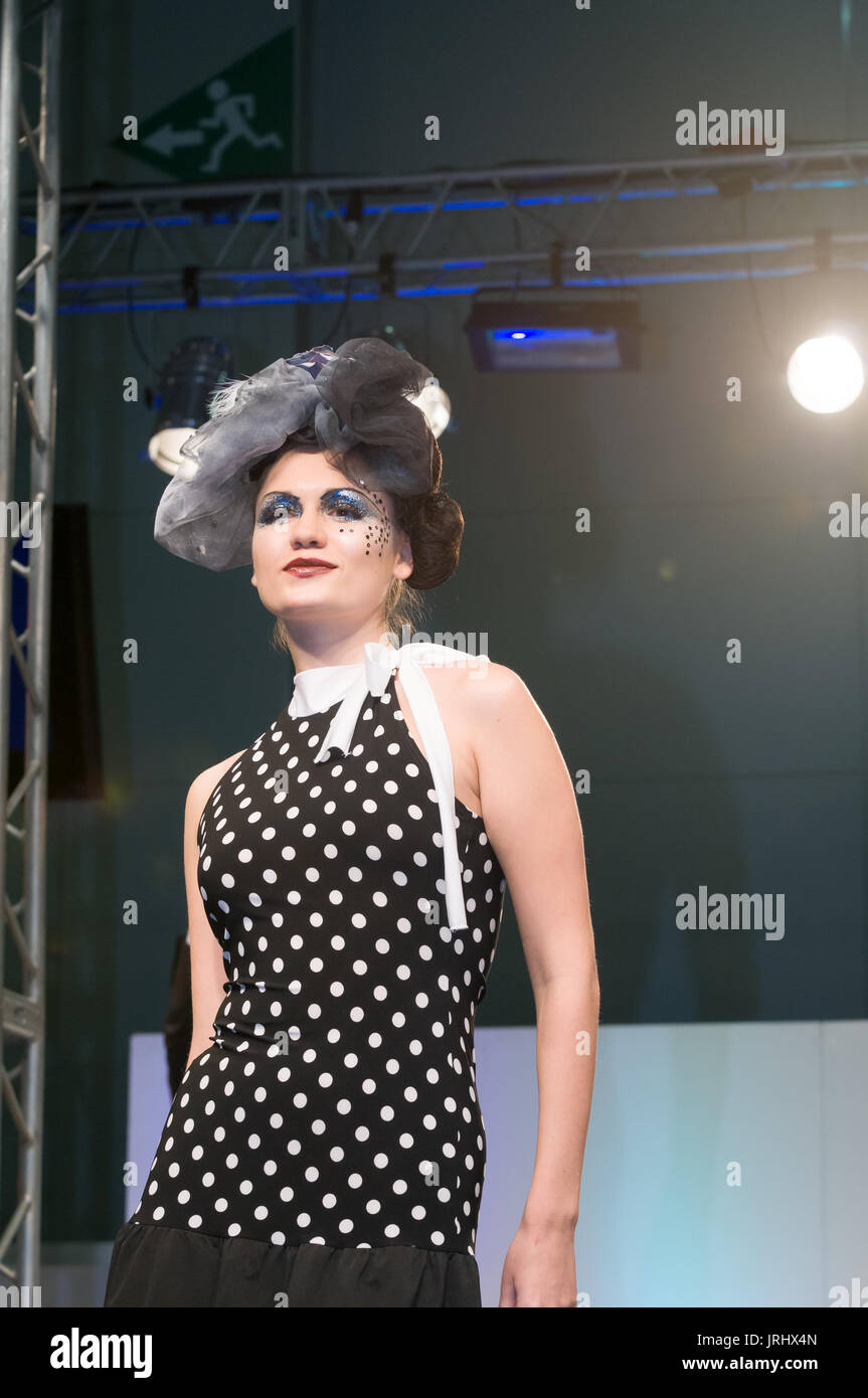 Woman, ramp walk, fashion show hi-res stock photography and images - Alamy