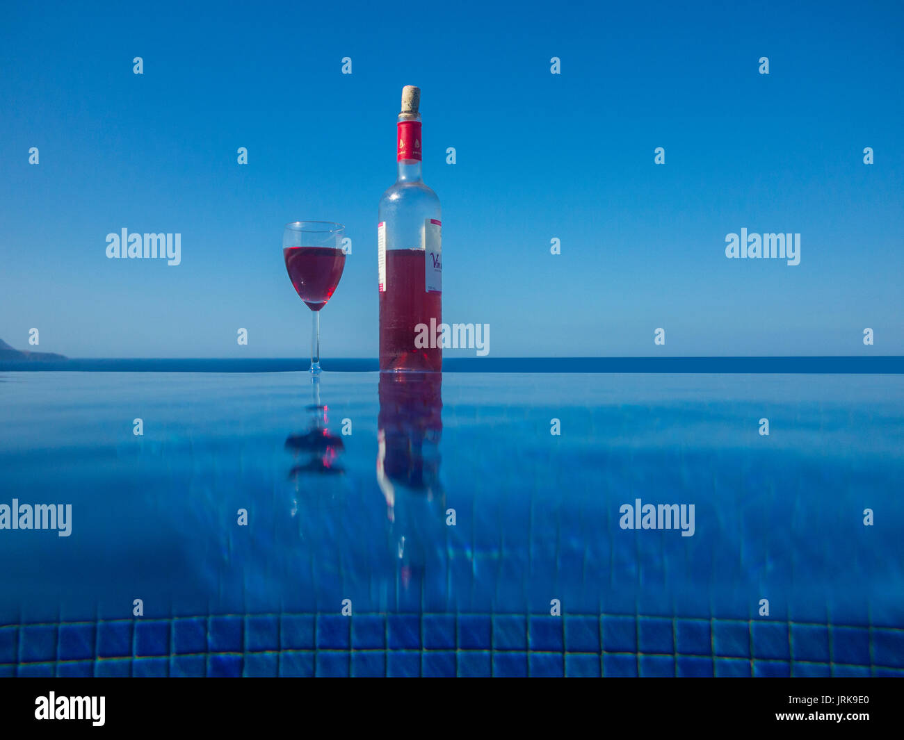 Infinity pool empty city hi-res stock photography and images - Alamy