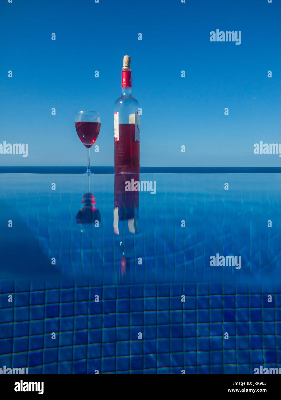 Infinity pool empty city hi-res stock photography and images - Alamy