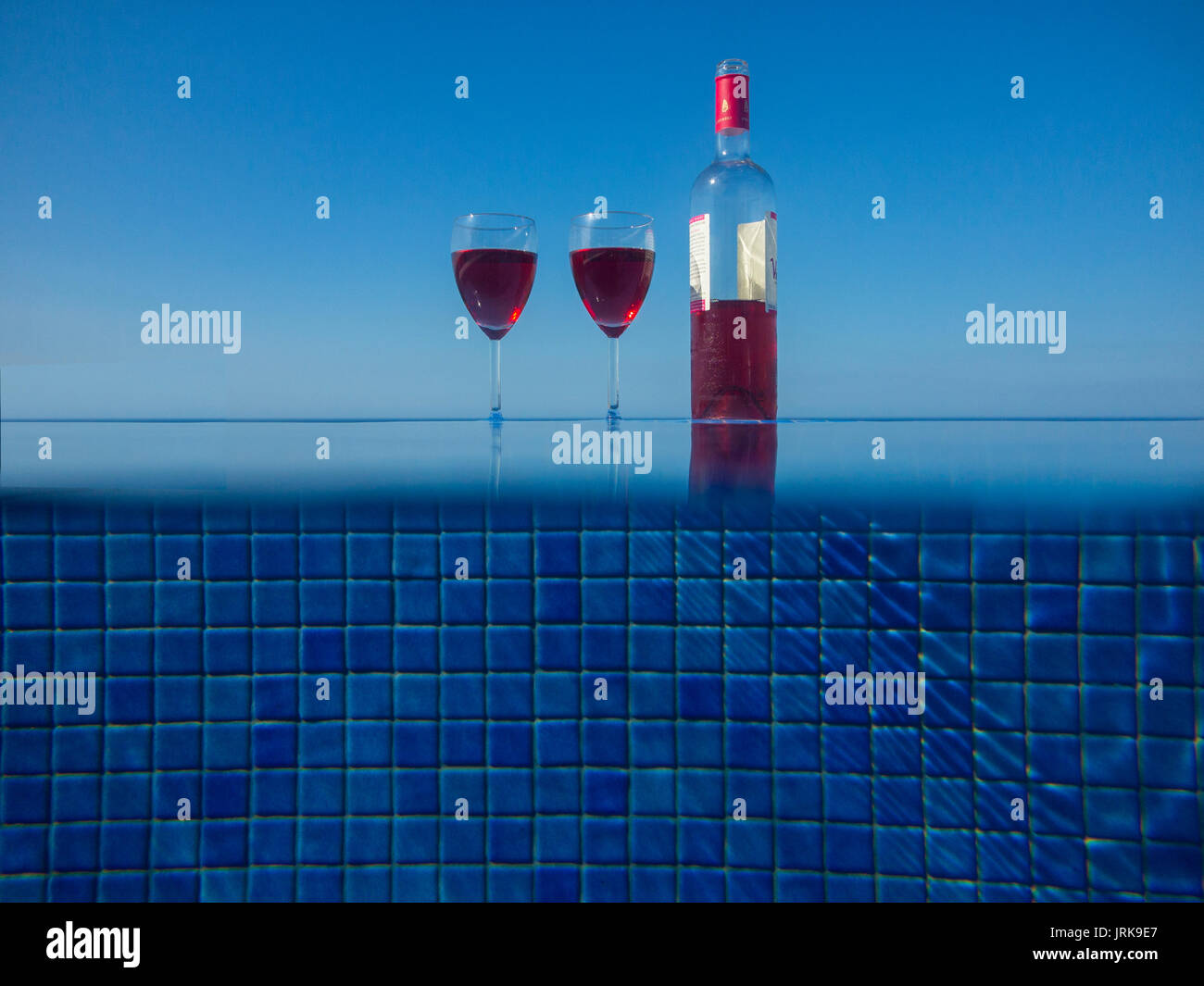 Infinity pool empty city hi-res stock photography and images - Alamy