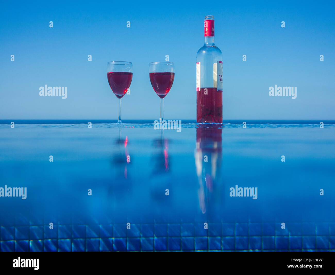 Infinity pool empty city hi-res stock photography and images - Alamy