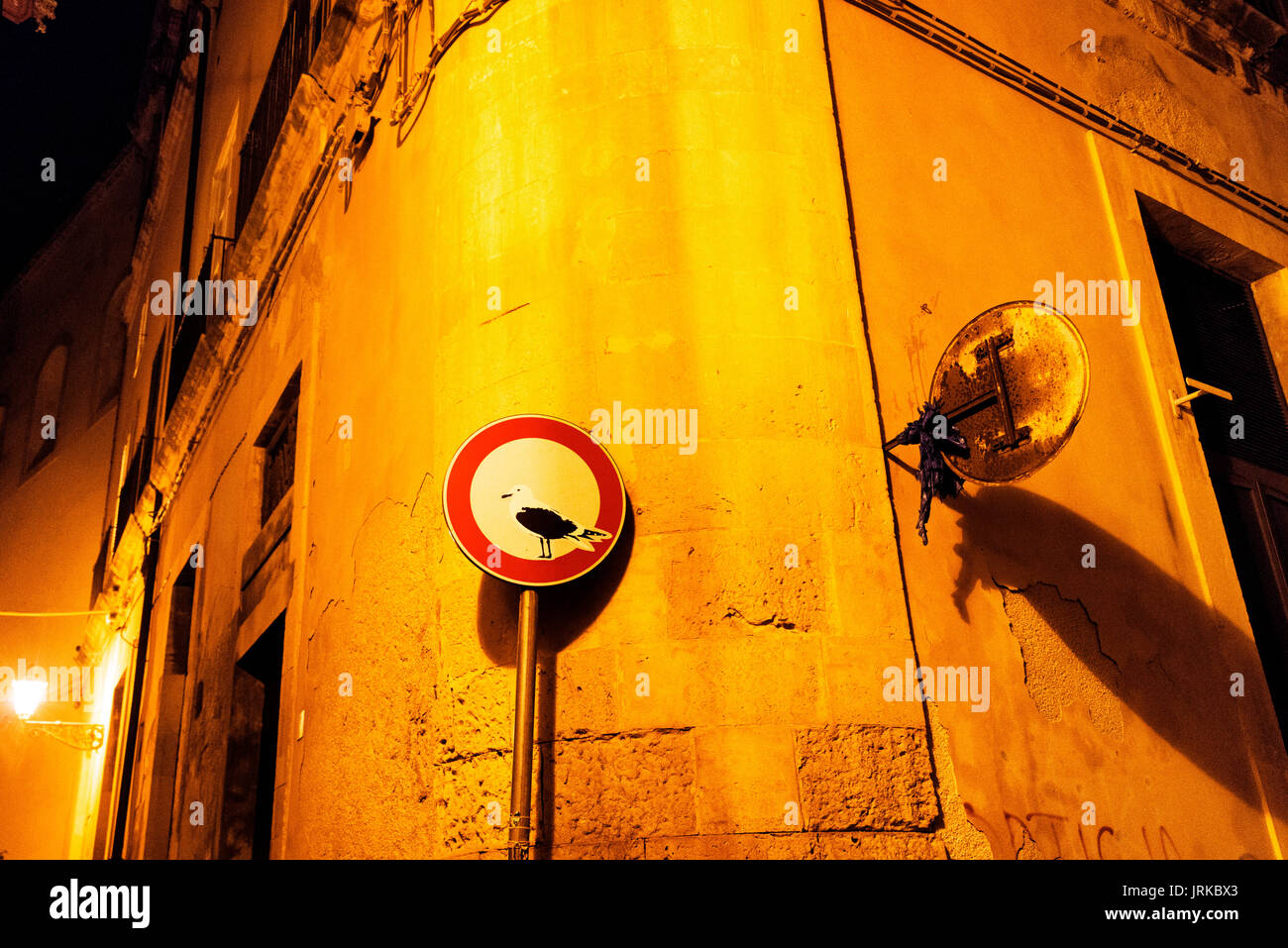 Bird and signage hi-res stock photography and images - Alamy