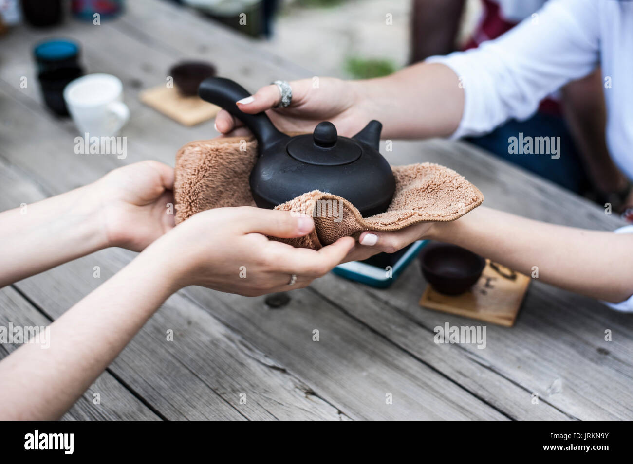 Table of people at a ceremony hi-res stock photography and images - Alamy