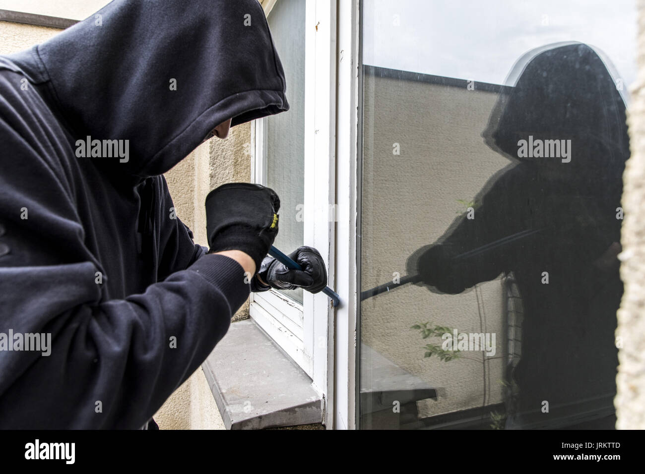Symbol image, Apartment burglary, burglar tries to break into an ...
