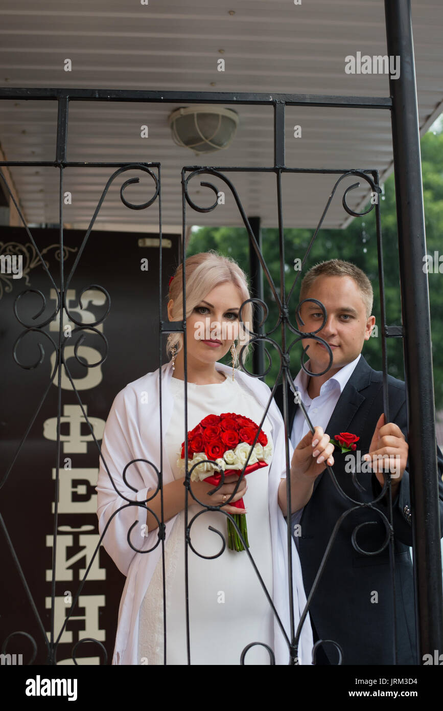 Beautiful married couple in the wedding day Stock Photo - Alamy