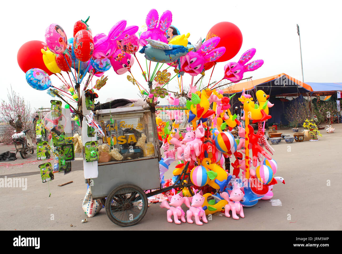 Vietnamese male street vendor hi-res stock photography and images - Alamy