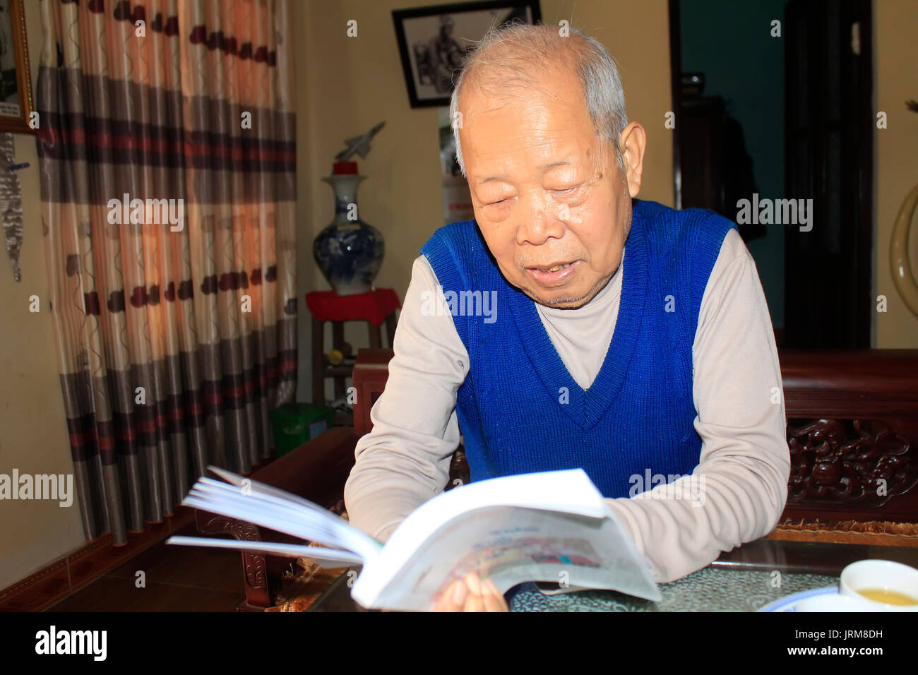 Hanoi, Vietnam, March, 23, 2015: Asian old man reading Stock Photo - Alamy