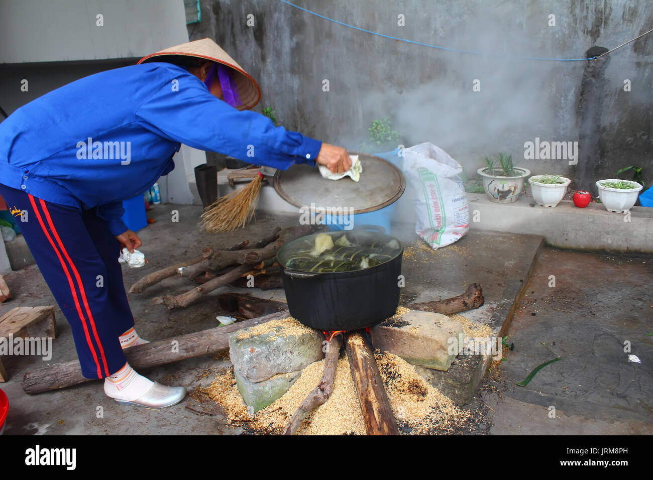 asian people make rice cakes Stock Photo - Alamy