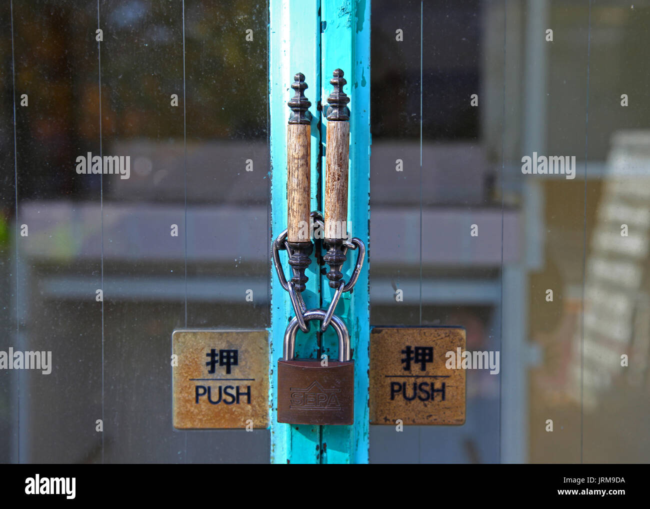 Push door sign sticker hi-res stock photography and images - Alamy