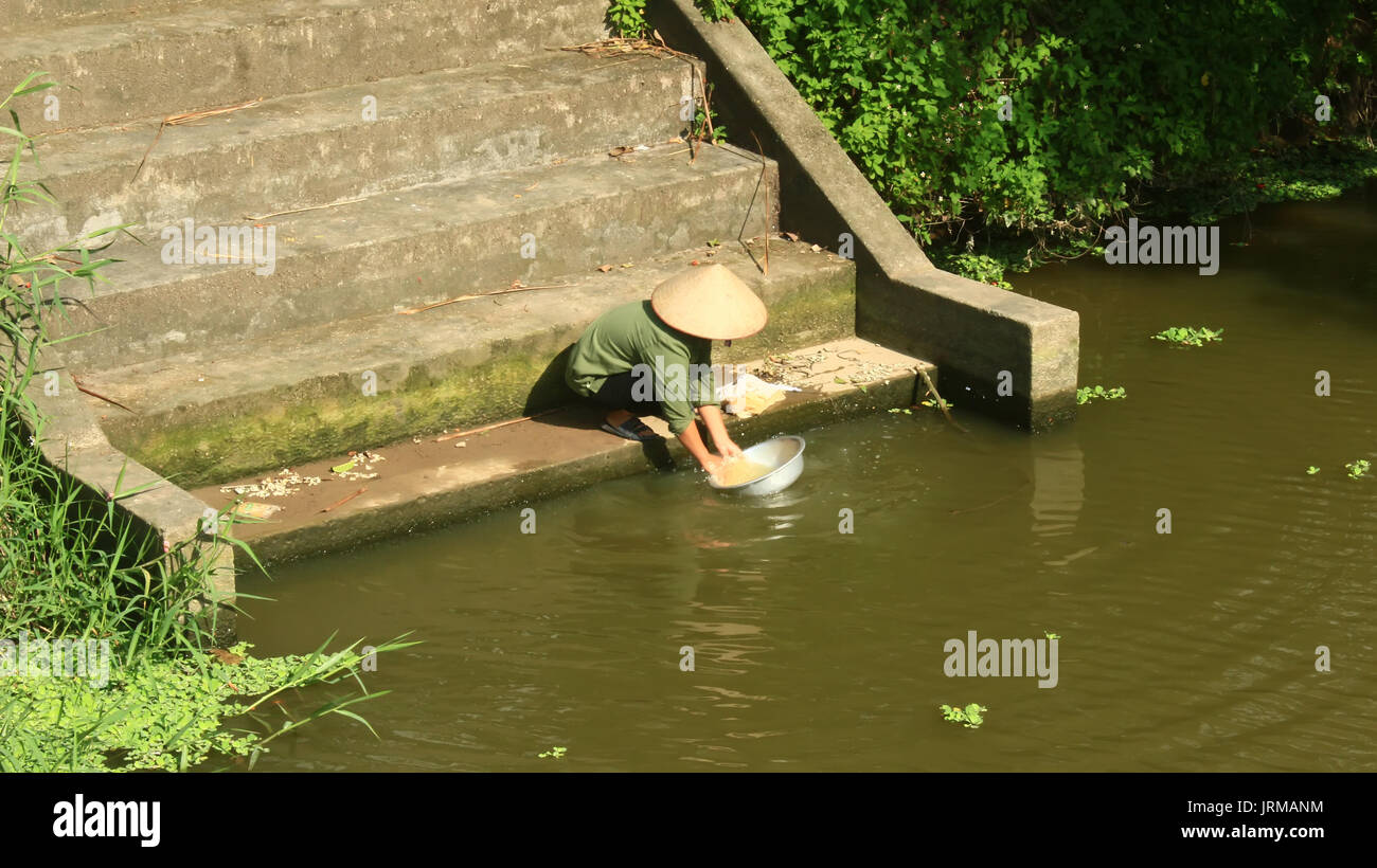 women washing clothes in the river Stock Photo - Alamy