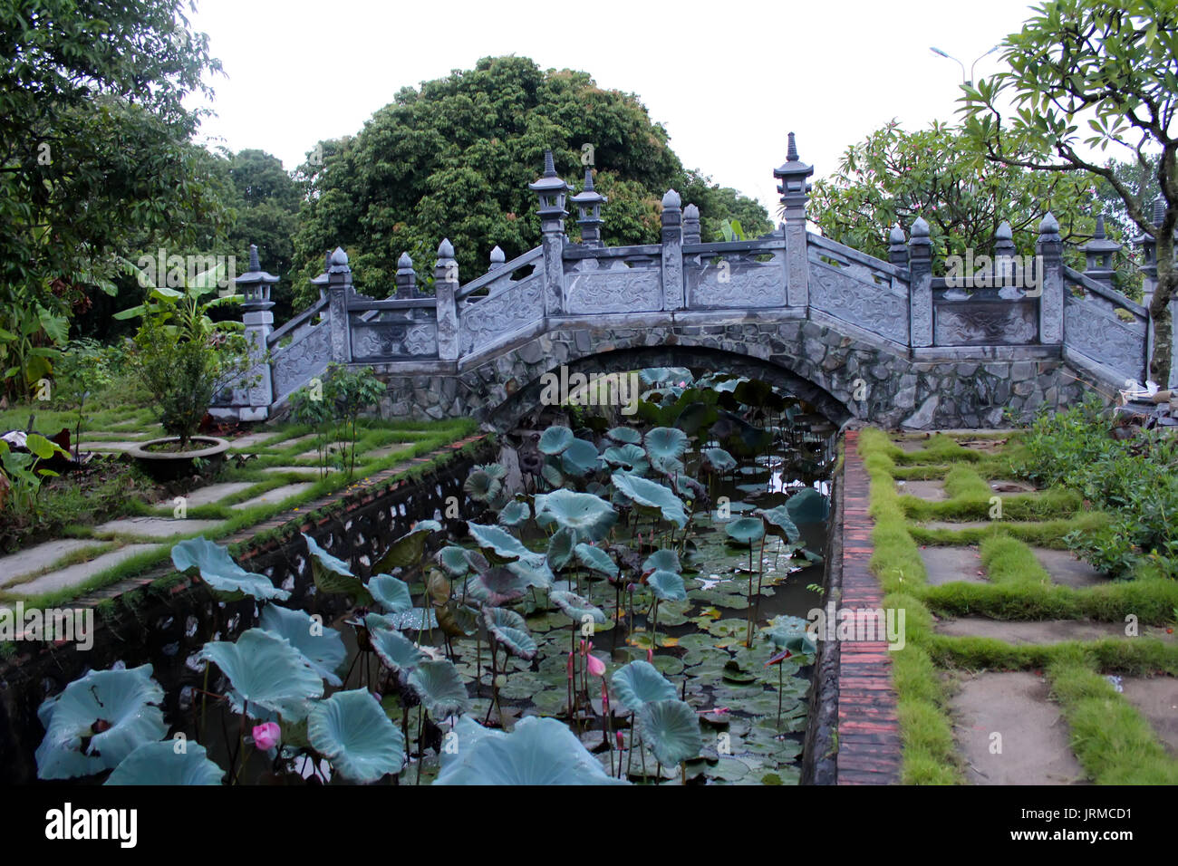 ancient stone bridge Stock Photo - Alamy