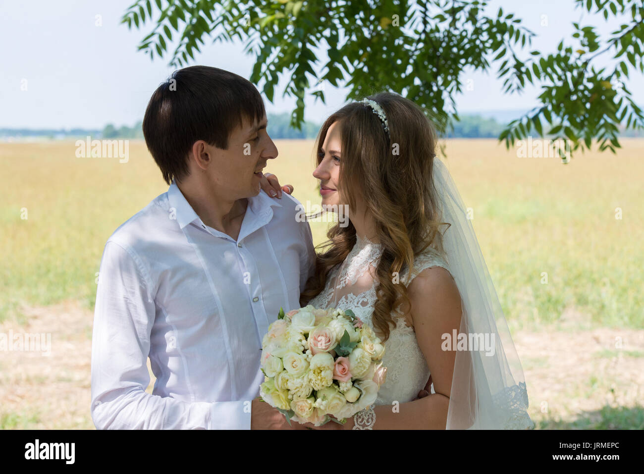 Beautiful married couple in the wedding day Stock Photo - Alamy