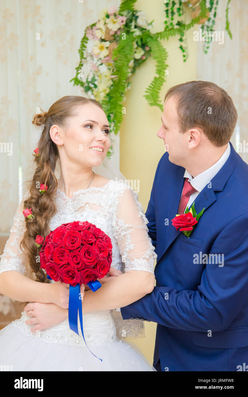 Beautiful married couple in the wedding day Stock Photo - Alamy