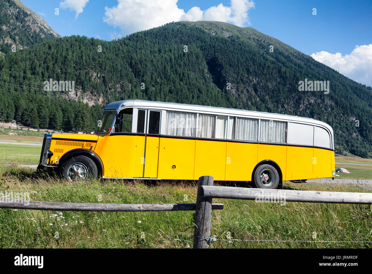 Yellow school bus in field hi-res stock photography and images - Alamy